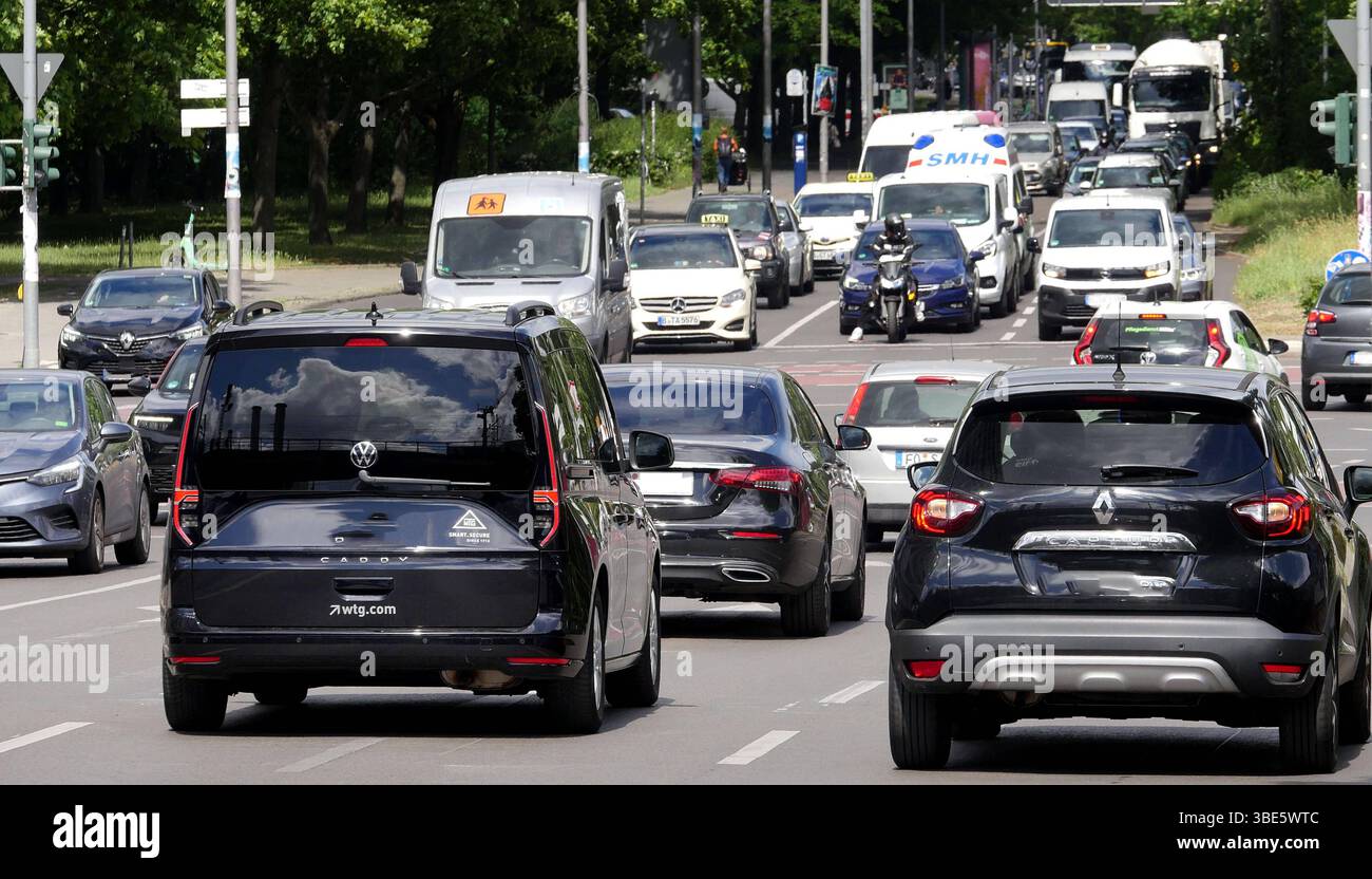 27.05.2025, Berlin - Deutschland. Stau in Mitte, volle Straßen. *** 27 ...