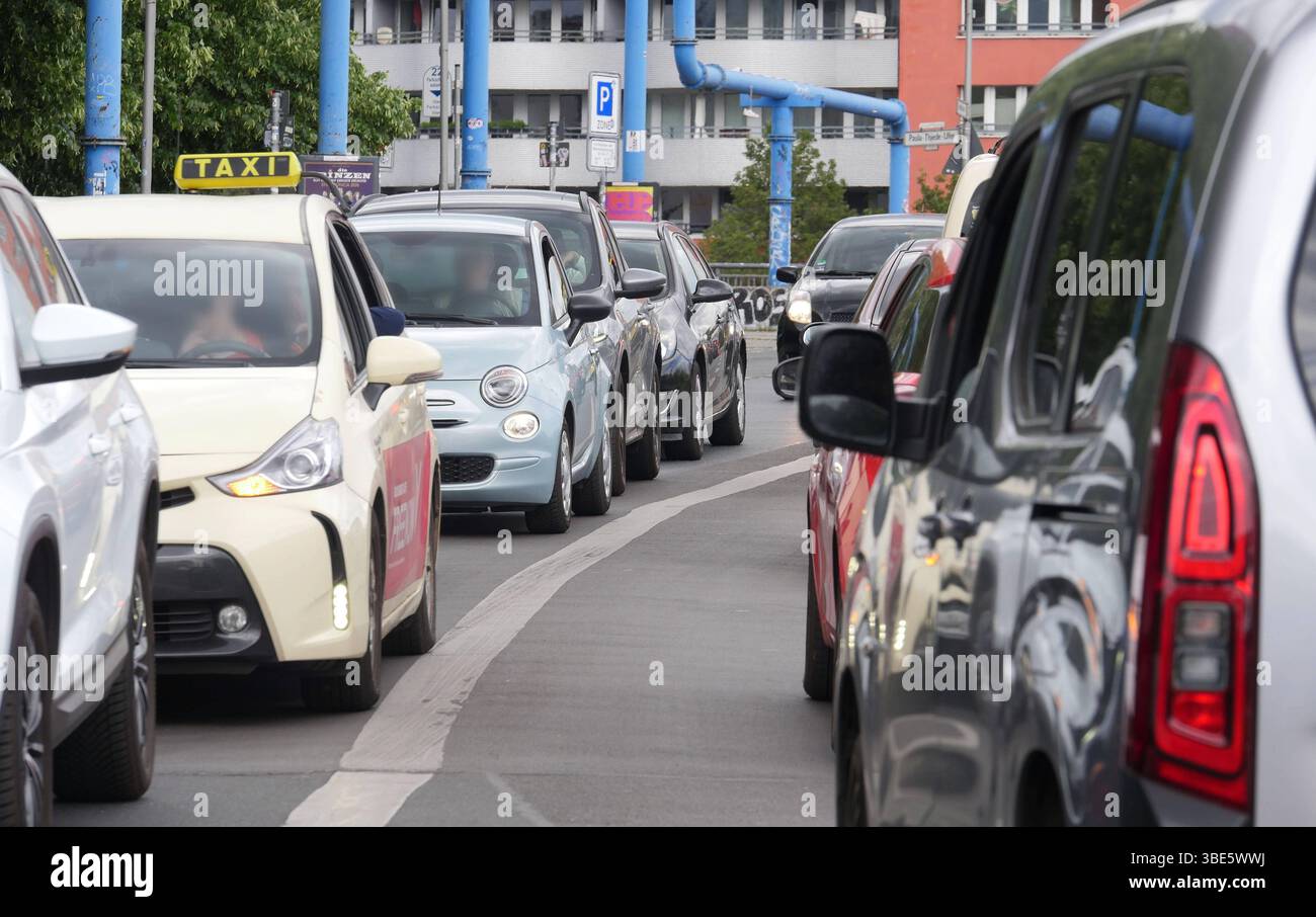 27.05.2025, Berlin - Deutschland. Stau in Mitte, volle Straßen. *** 27 ...