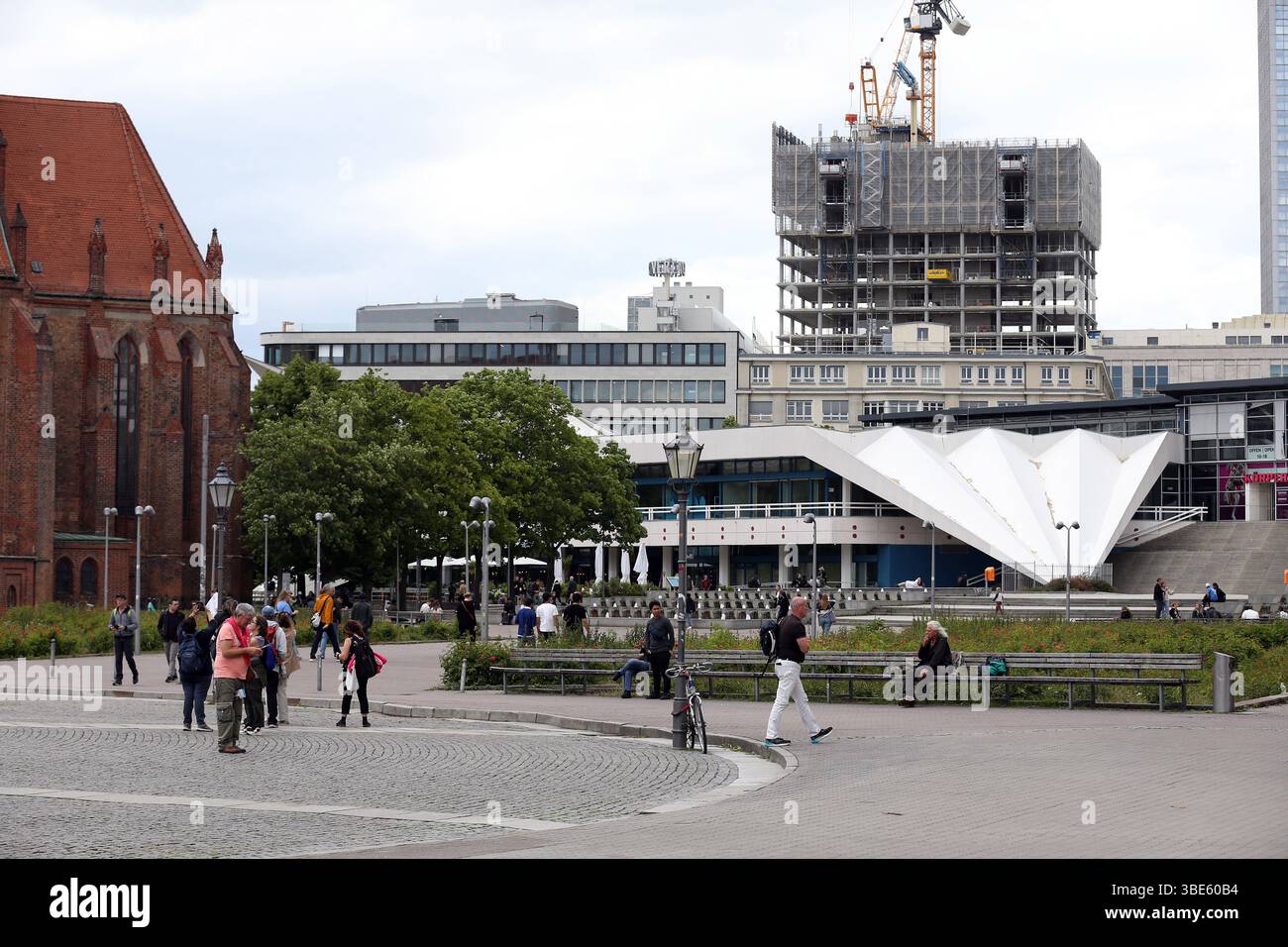 MYND Hochhaus Alexanderplatz Berlin 27.05.2024: Das Hochhaus an der ...