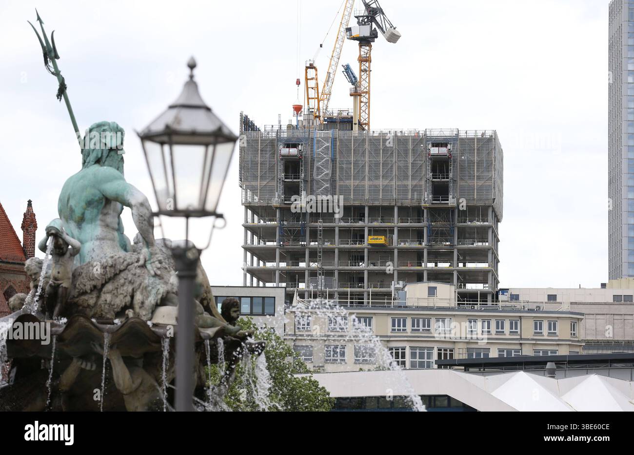 MYND Hochhaus Alexanderplatz Berlin 27.05.2024: Das Hochhaus an der Galeria Kaufhof wächst ...