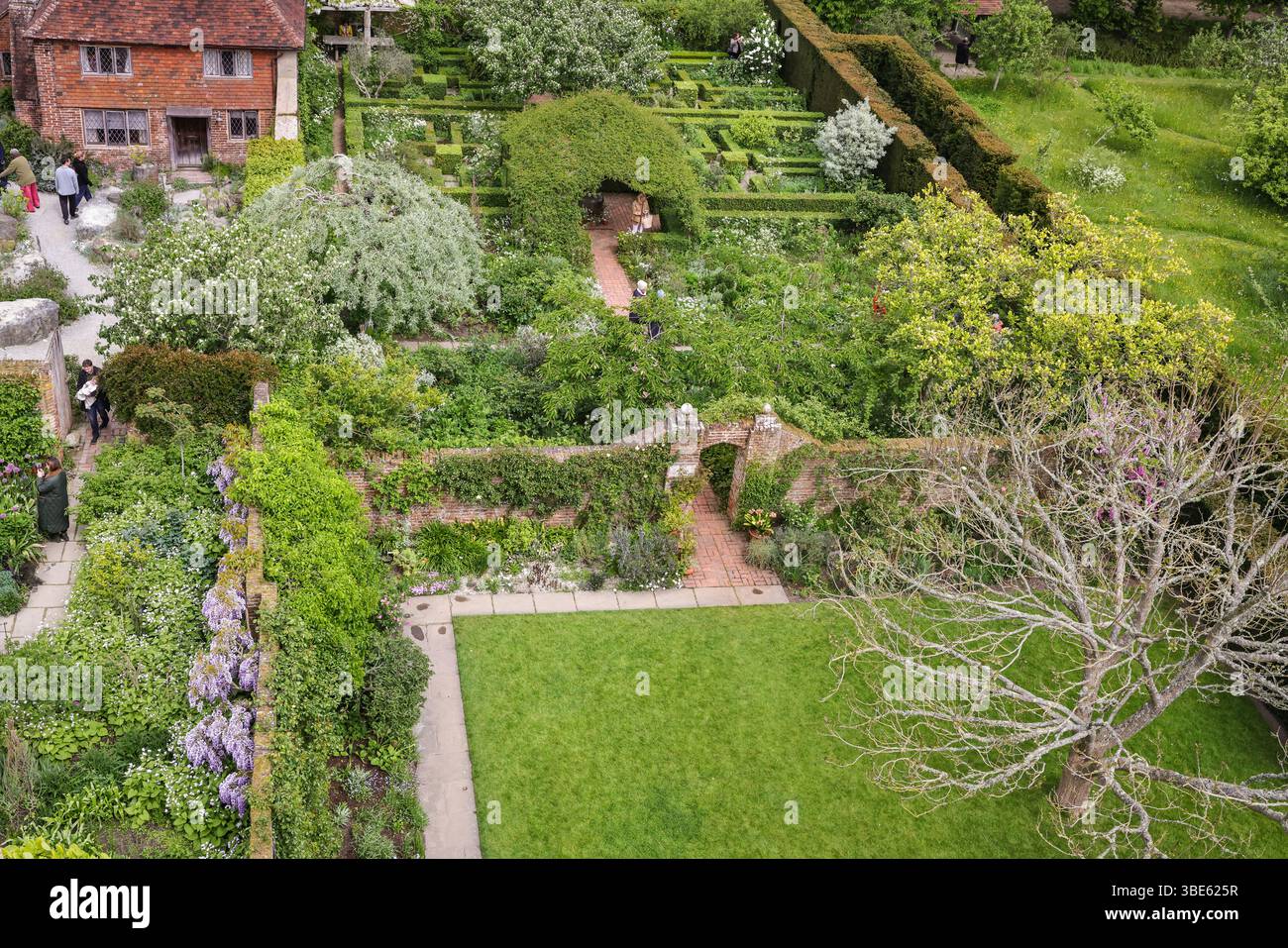 Tudor Cottage and landscaped gardens at Sissinghurst Castle, Kent ...