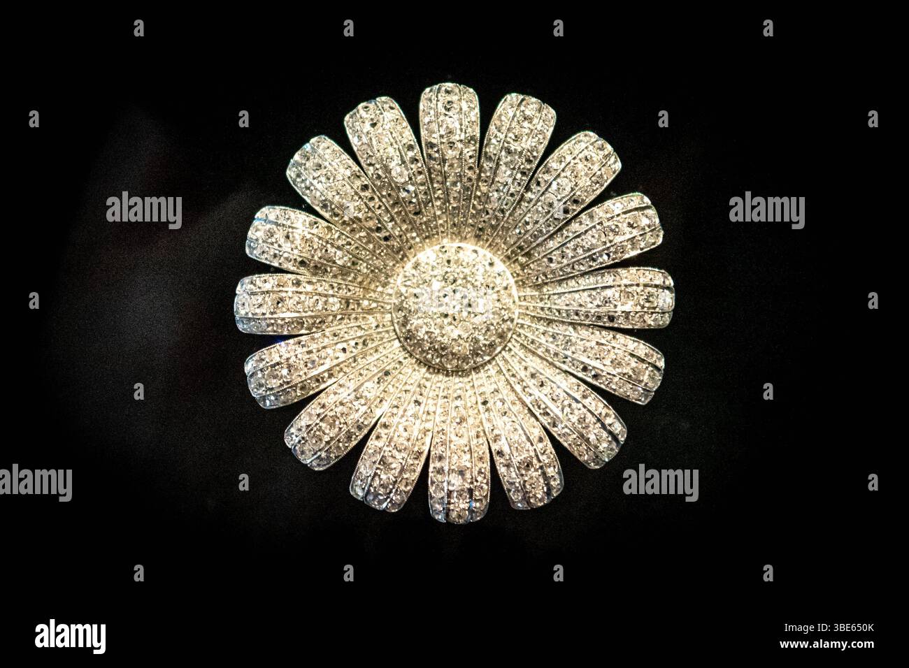 Queen Margrethe of Denmark's iconic diamond daisy brooch Stock Photo ...