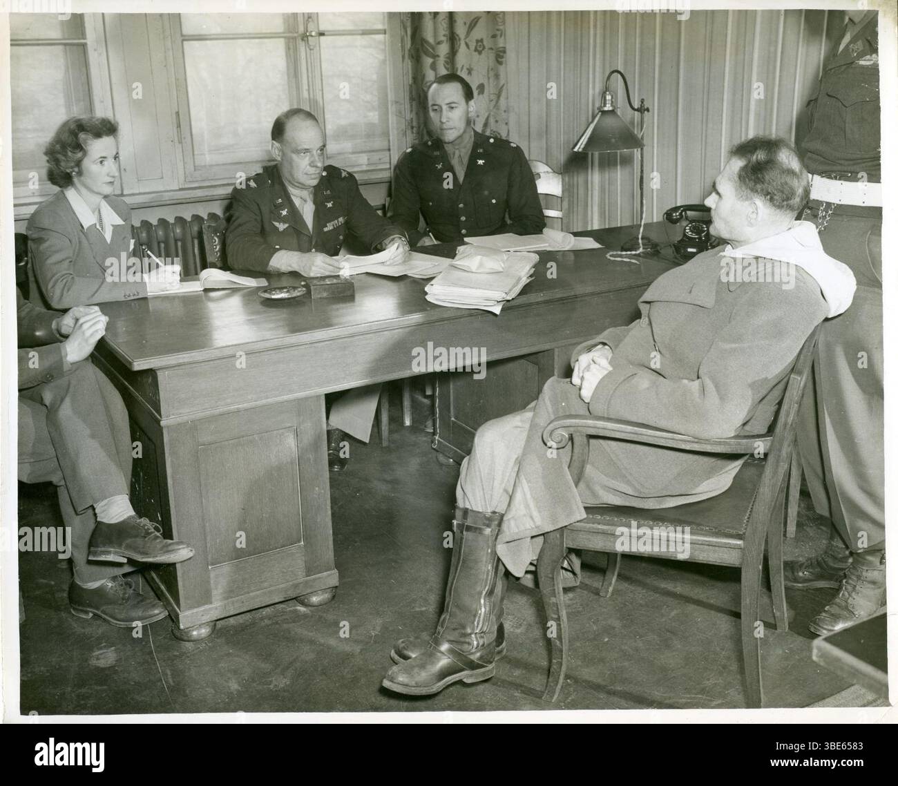 John Amen interrogating Rudolf Hess Stock Photo - Alamy