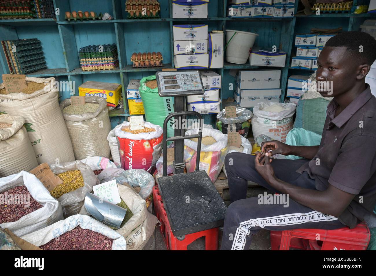 KENYA, Nairobi, slum Mukuru, food shop Stock Photo - Alamy