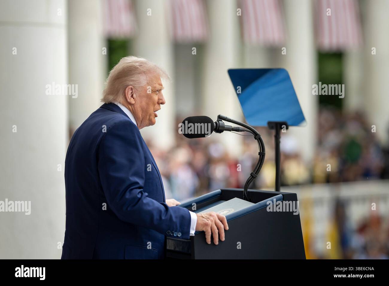 Donald trump side profile hi-res stock photography and images - Alamy