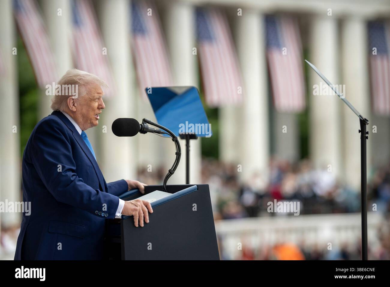 Donald trump side profile hi-res stock photography and images - Alamy