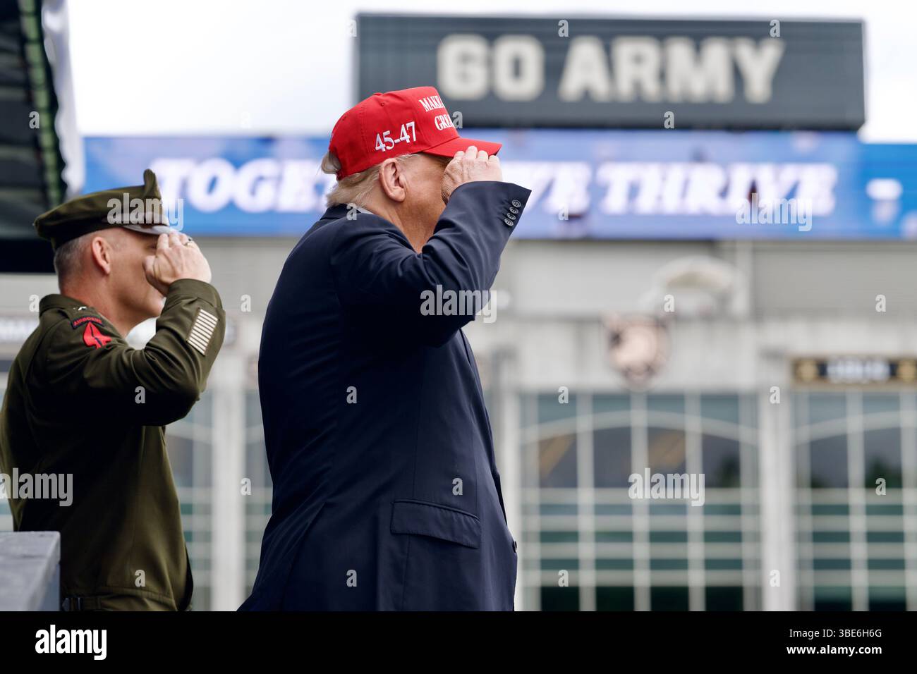 Donald trump side profile hi-res stock photography and images - Alamy