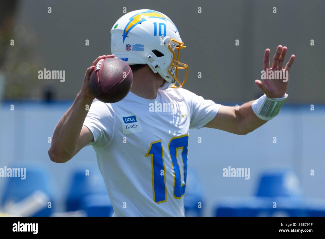 Los Angeles Chargers quarterback Justin Herbert (10) during organized ...
