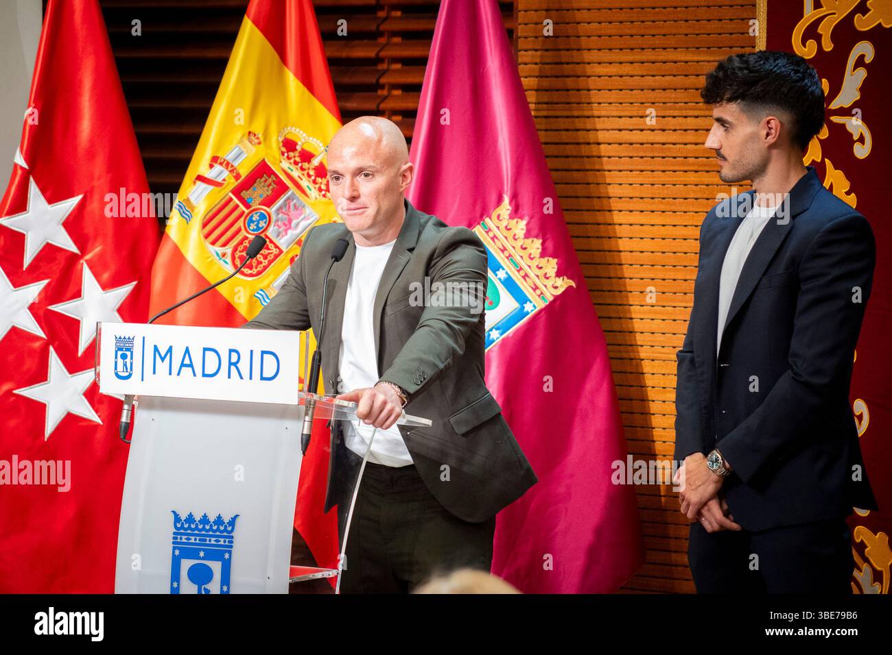 The football player from Rayo Vallecano, Isi Palazon (left) speaks ...