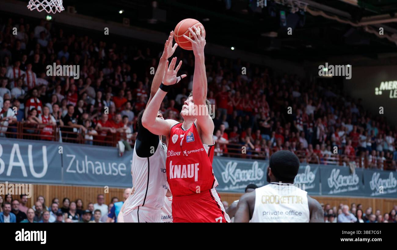 Wuerzburg, Deutschland. 27th May, 2025. Im Bild: v.li. Tre Mitchell ...