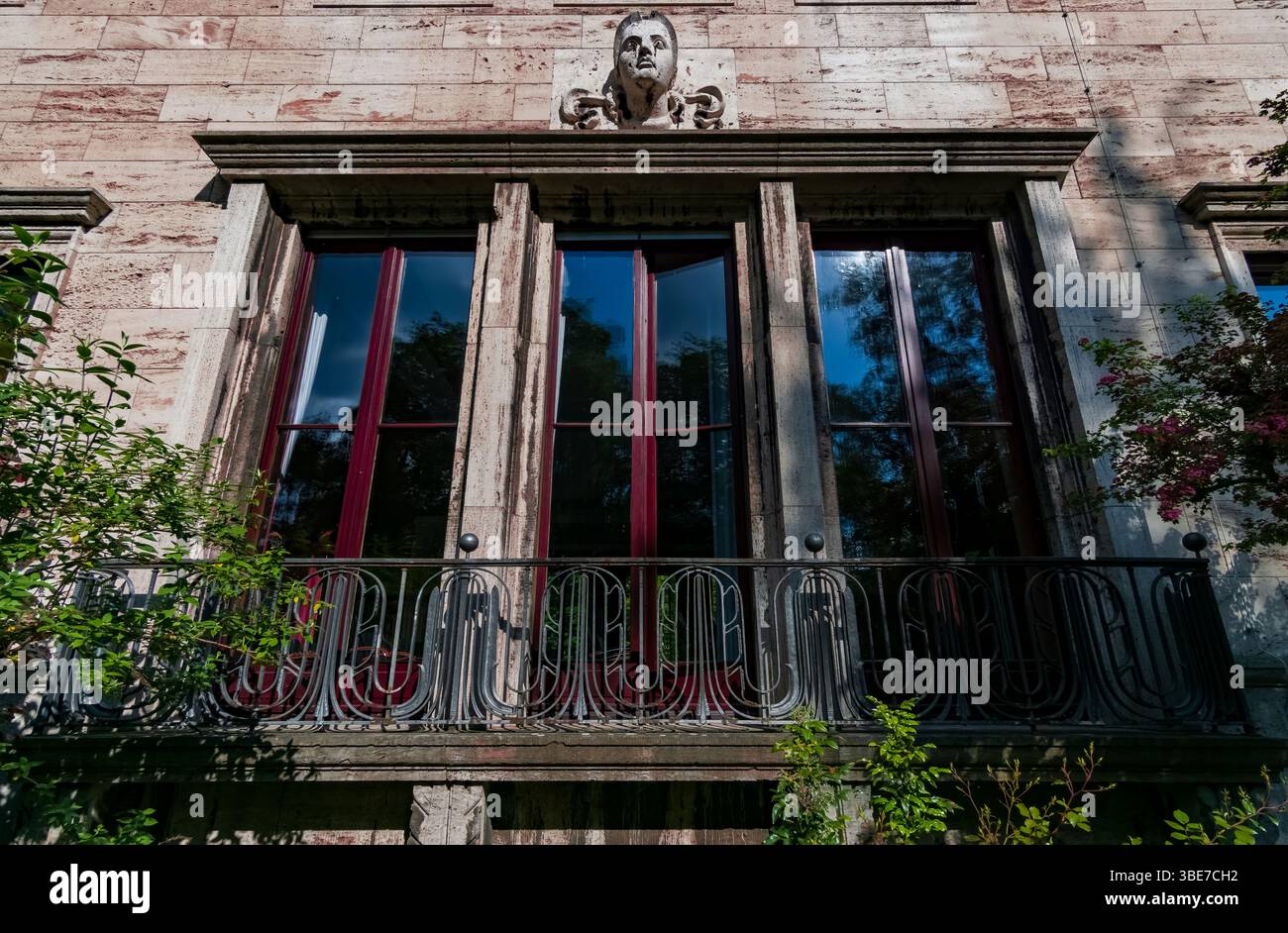 Red window frames hi-res stock photography and images - Alamy