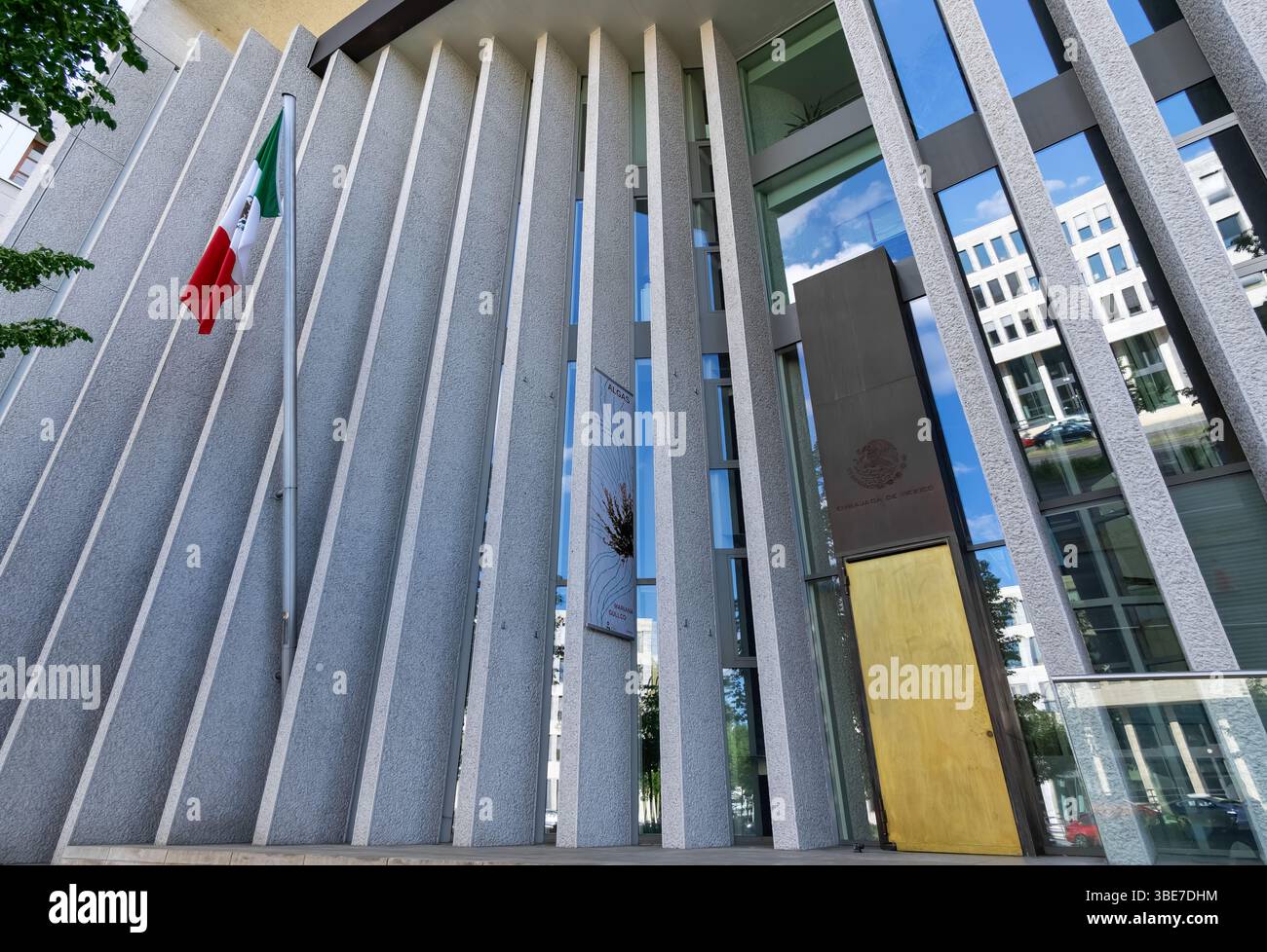 Modern architecture of the Mexican Embassy in Berlin with flag and bold ...