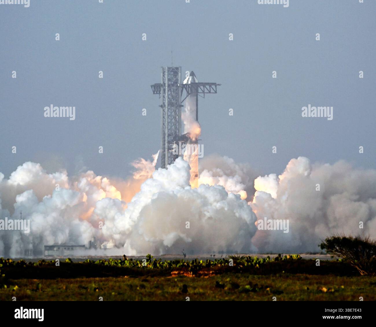 Starbase, United States. 27th May, 2025. The SpaceX Heavy booster ...