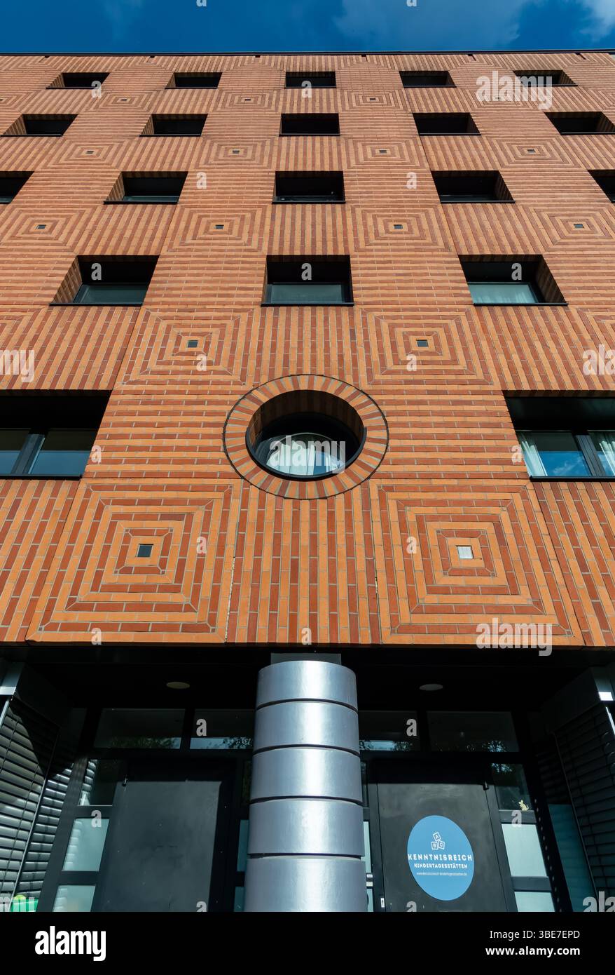 Front view of the Kenntnisreich daycare at Lützowplatz 1 in Berlin ...