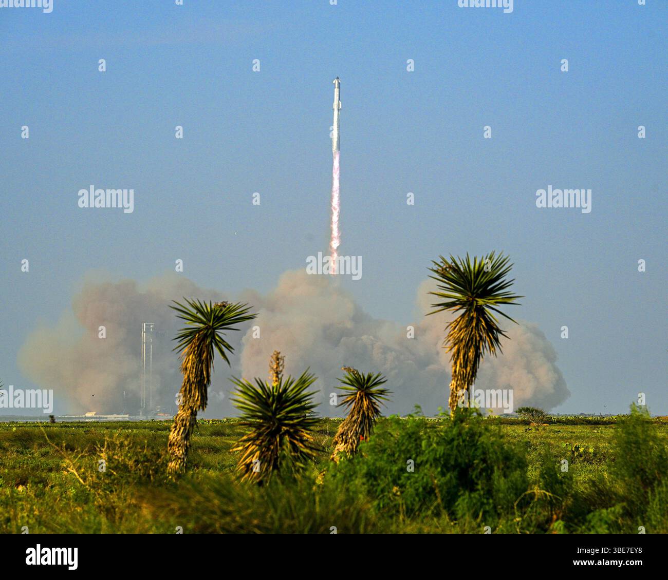 Starbase, United States. 27th May, 2025. The SpaceX Heavy booster ...
