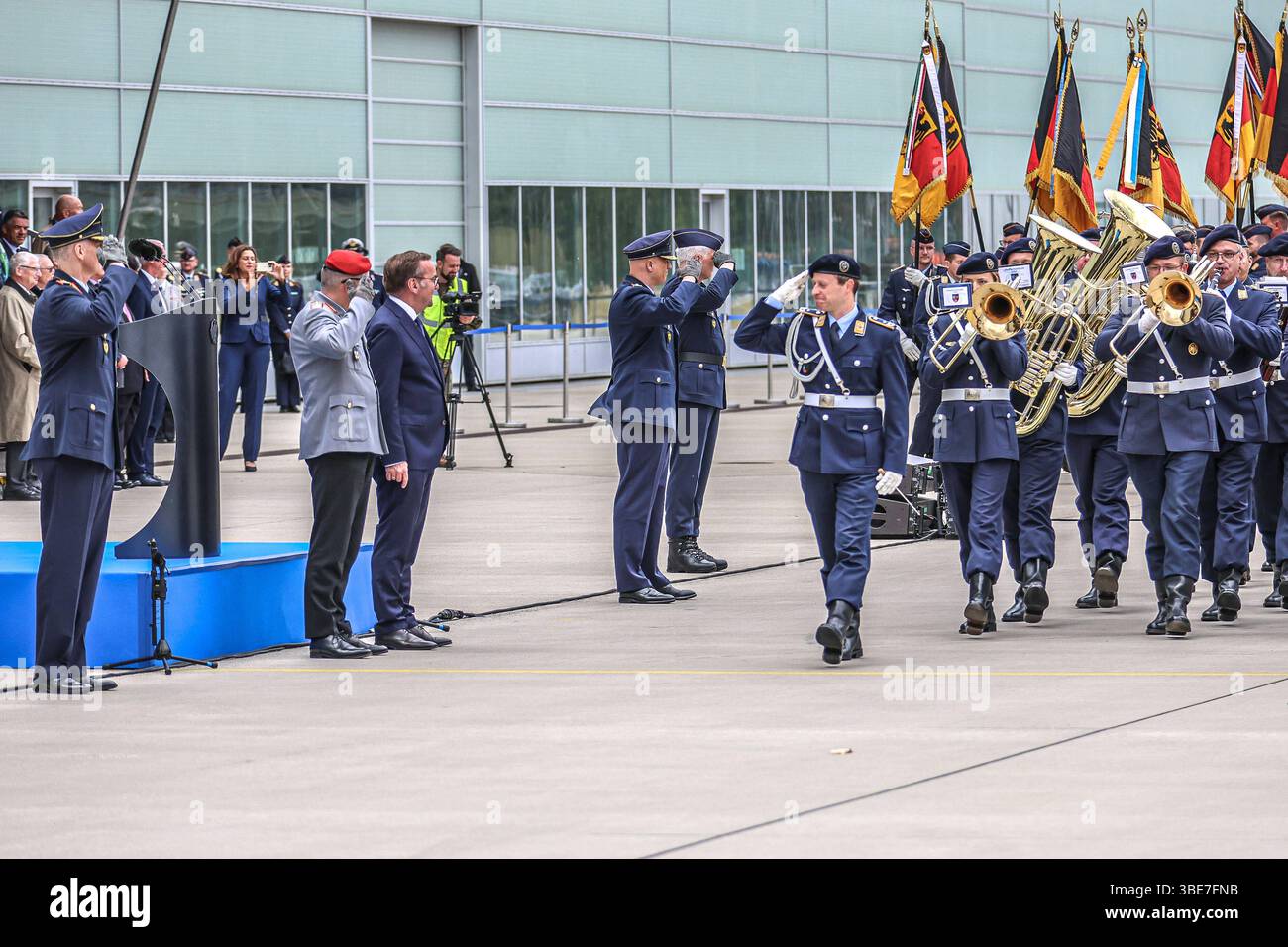 Generalleutnant Holger Neumann hat das Kommando über die Luftwaffe von ...