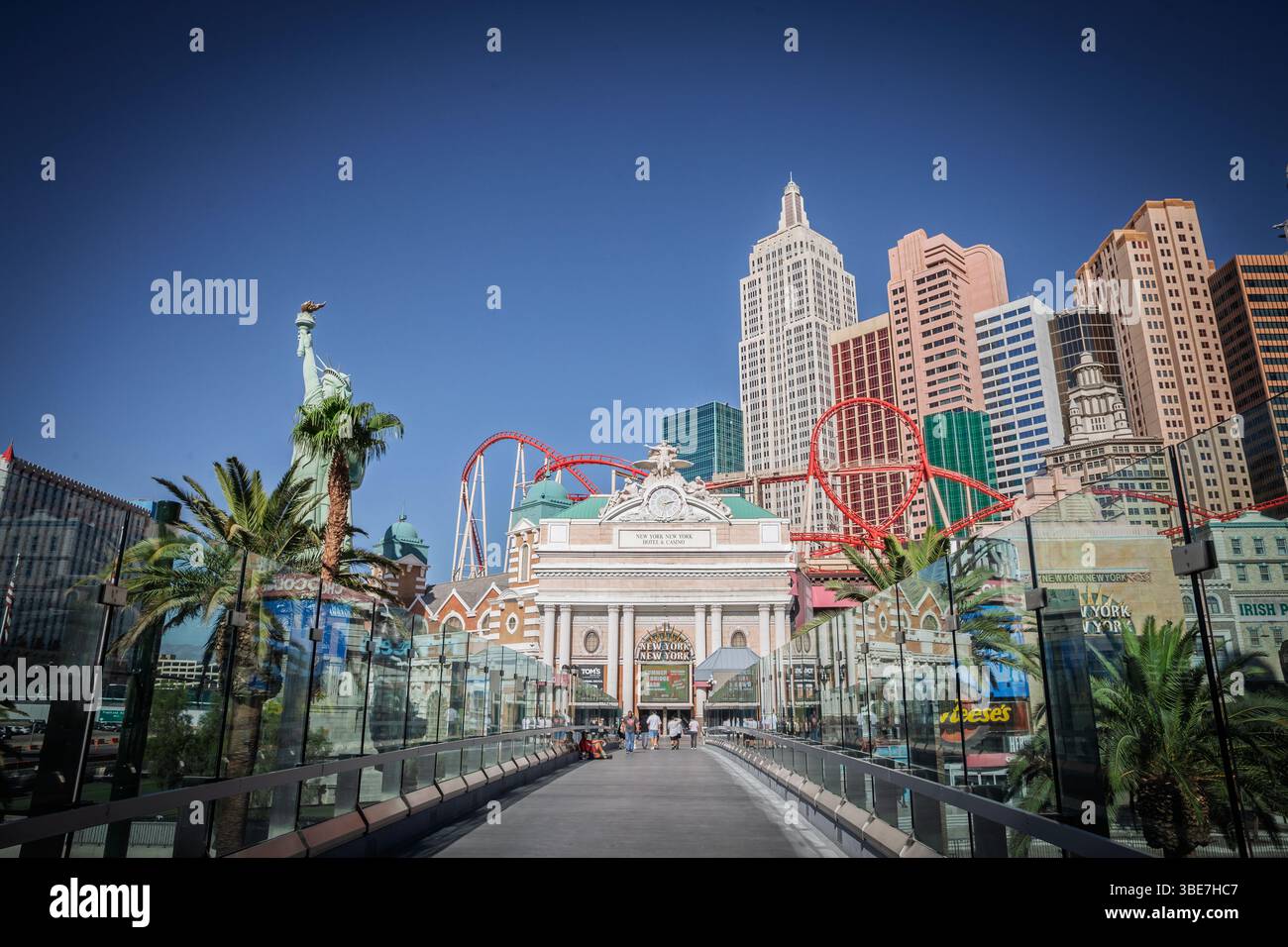 Fake manhattan skyline hi-res stock photography and images - Alamy