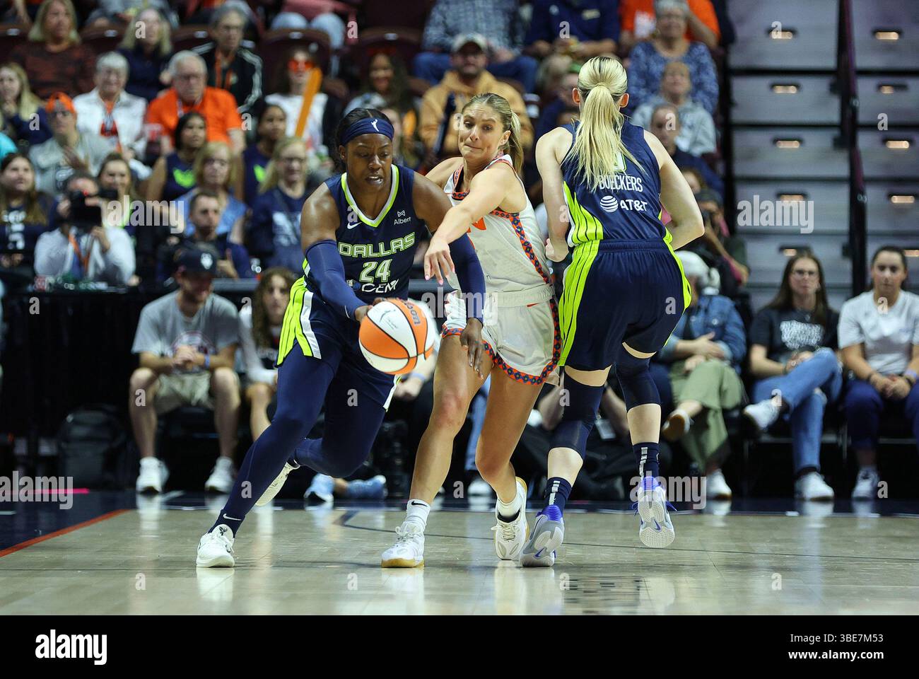 UNCASVILLE, CT - MAY 27: Connecticut Sun guard Jacy Sheldon (4) fights ...