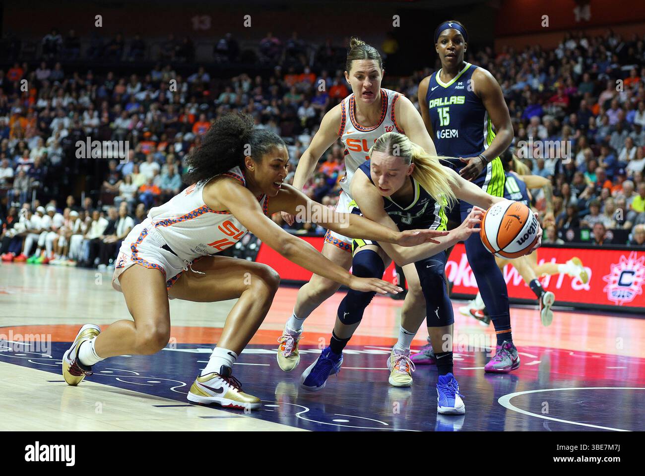UNCASVILLE, CT - MAY 27: Dallas Wings guard Paige Bueckers (5) and Connecticut Sun forward ...