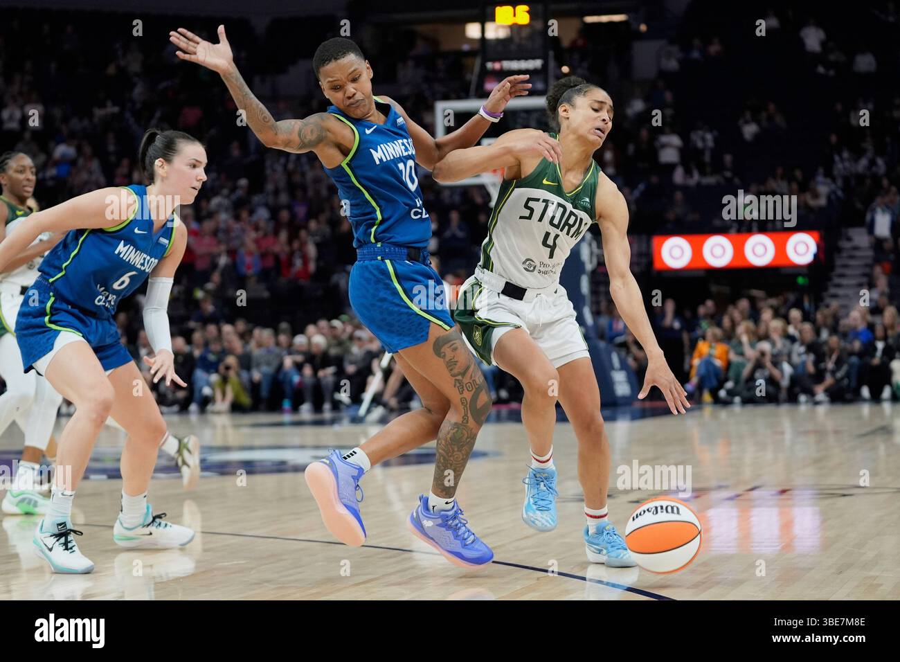Seattle Storm guard Skylar Diggins (4) works toward the basket as ...