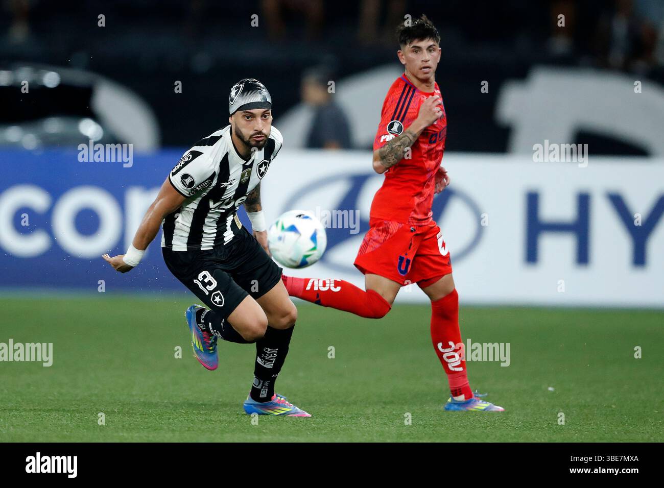 Rio de Janeiro, Brazil. 27th May, 2025. Alex Telles of Botafogo battles ...