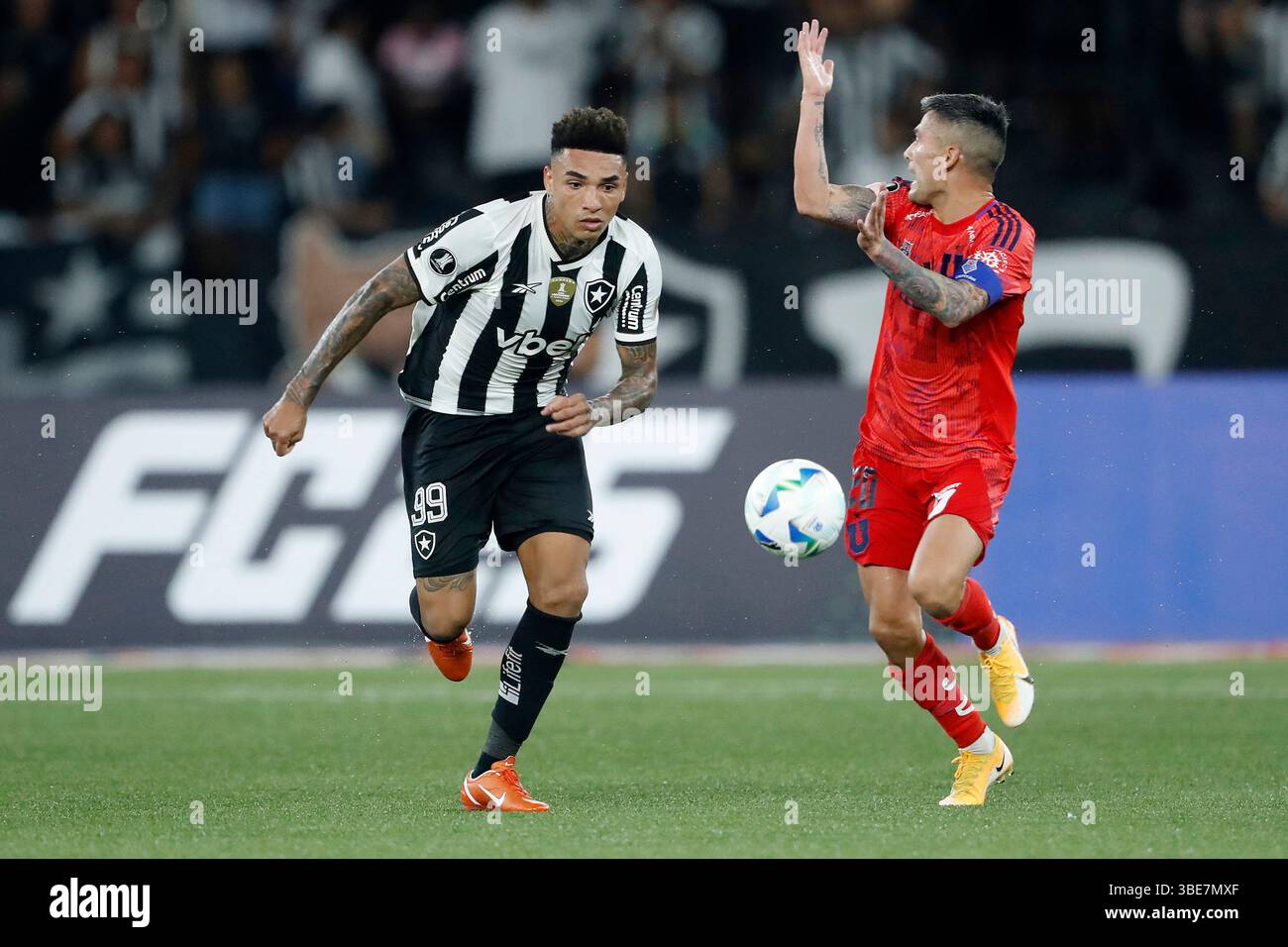 Rio de Janeiro, Brazil. 27th May, 2025. Igor Jesus of Botafogo battles ...