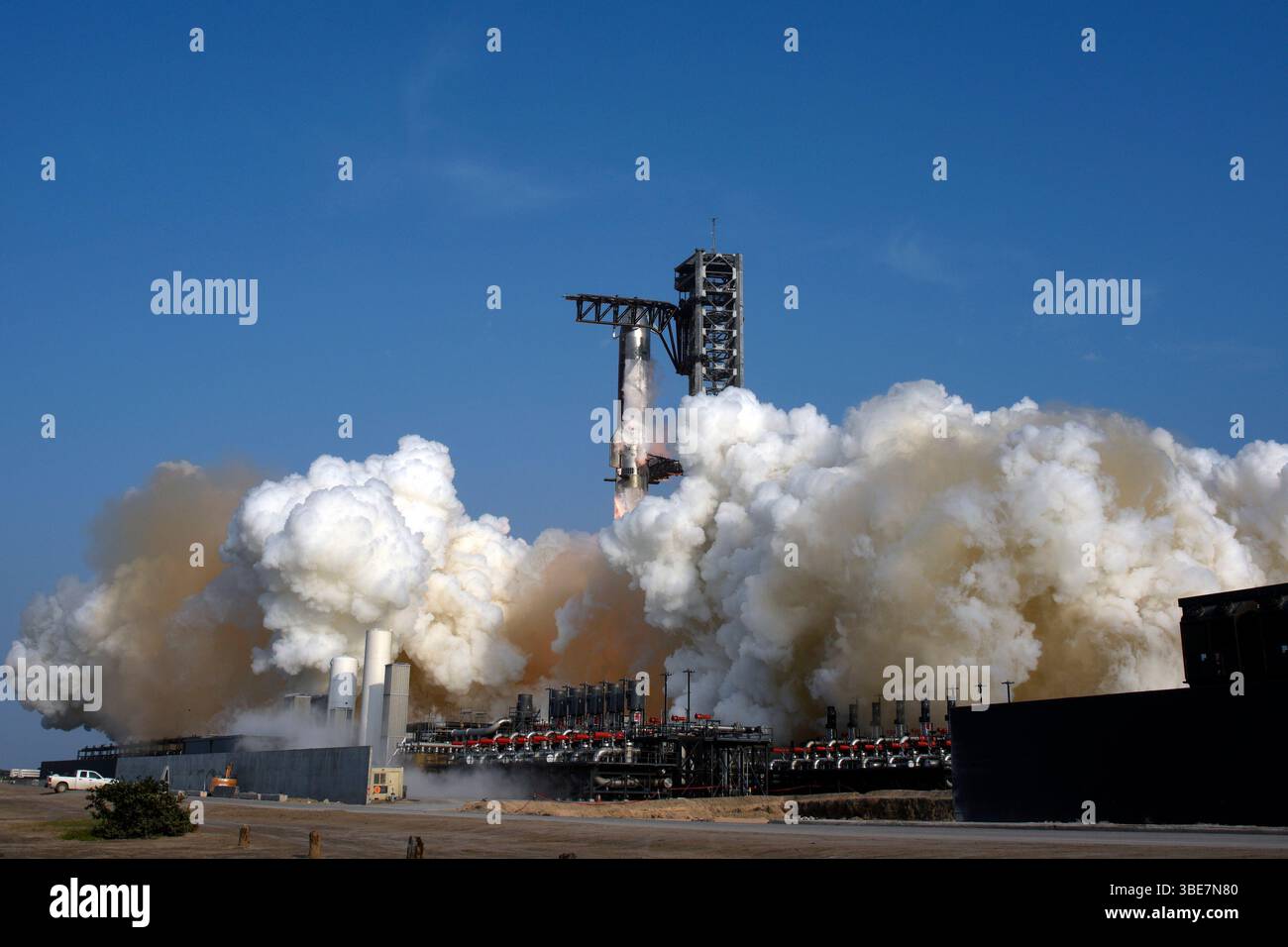 Starbase, United States. 27th May, 2025. The SpaceX Heavy booster ...