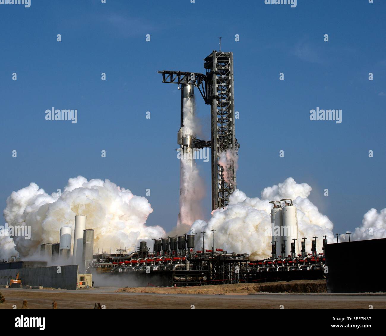 Starbase, United States. 27th May, 2025. The SpaceX Heavy booster ...
