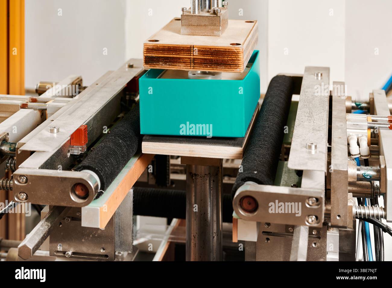 Innovative semi-automatic machine efficiently wraps rectangular boxes ...