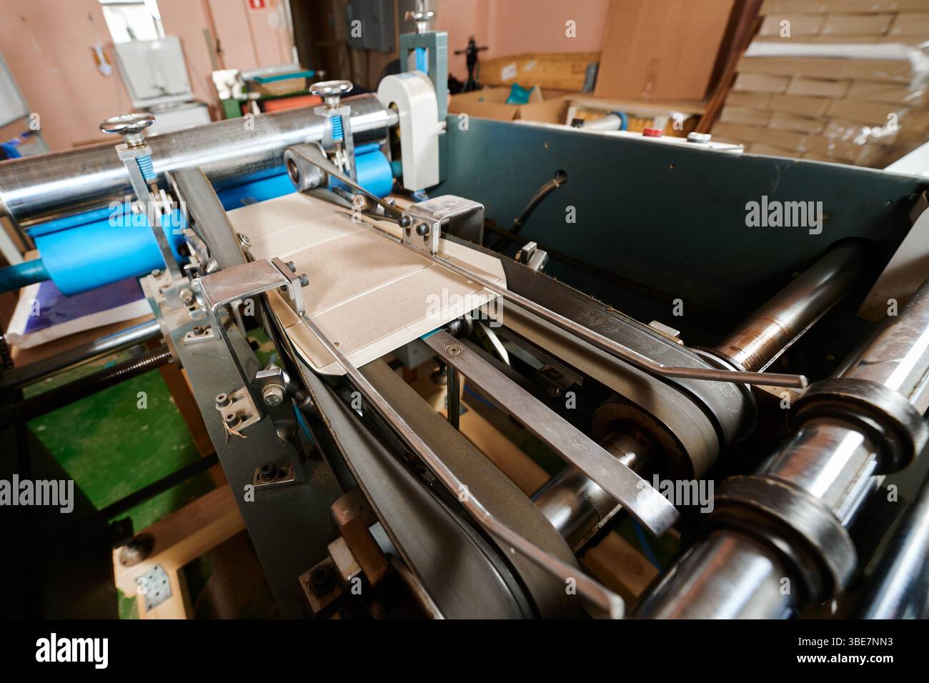 Efficient machine for folding flaps of cardboard boxes in a bustling ...