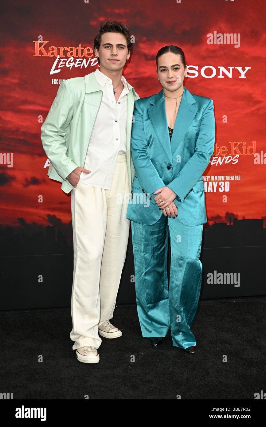 Tanner Buchanan and Mary Mouser Stock Photo - Alamy