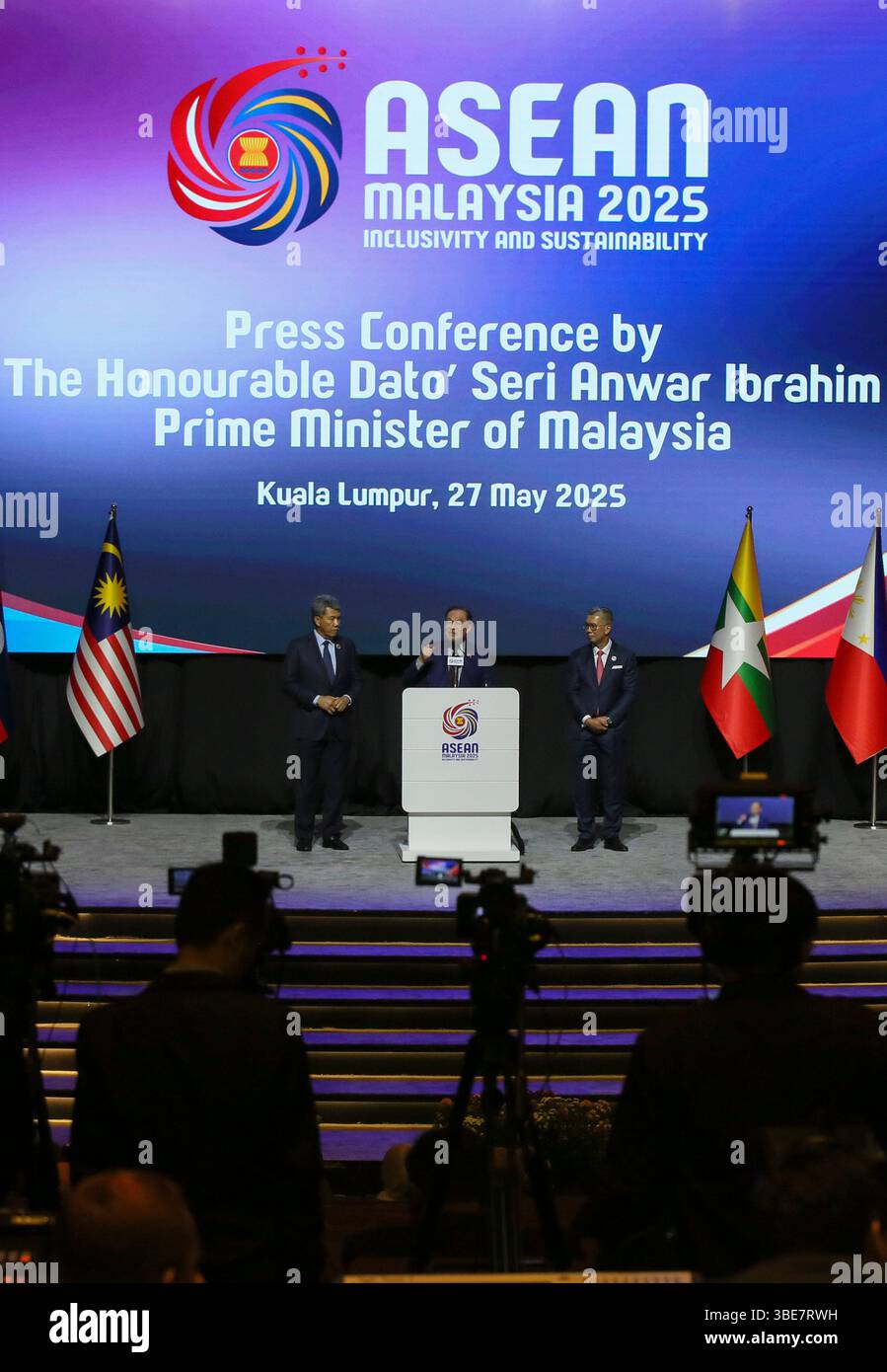 Kuala Lumpur, Malaysia. 27th May, 2025. Malaysia's Prime Minister Anwar ...