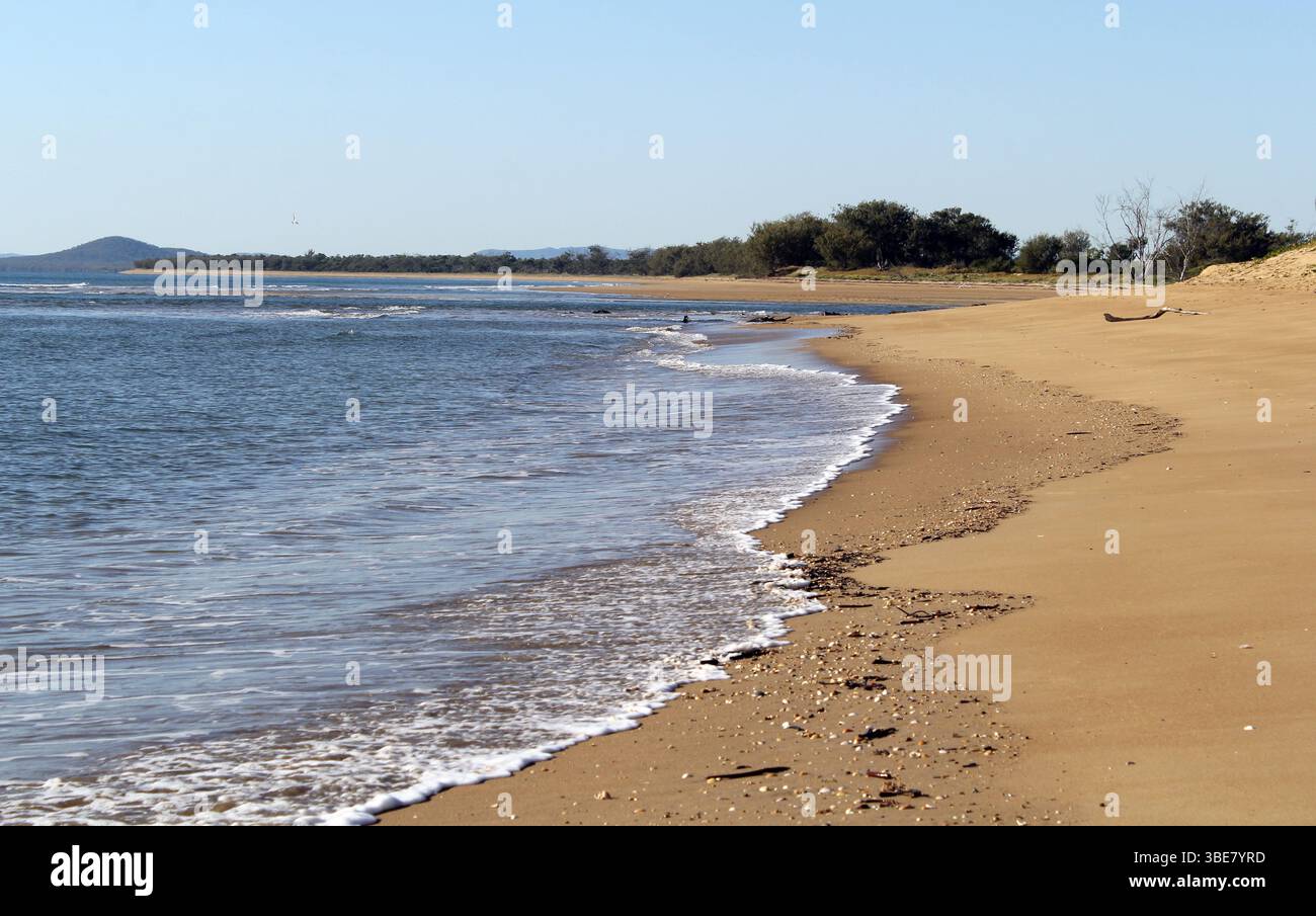 Beach with sand and the ocean at Tannum Sands in Queensland, Australia ...