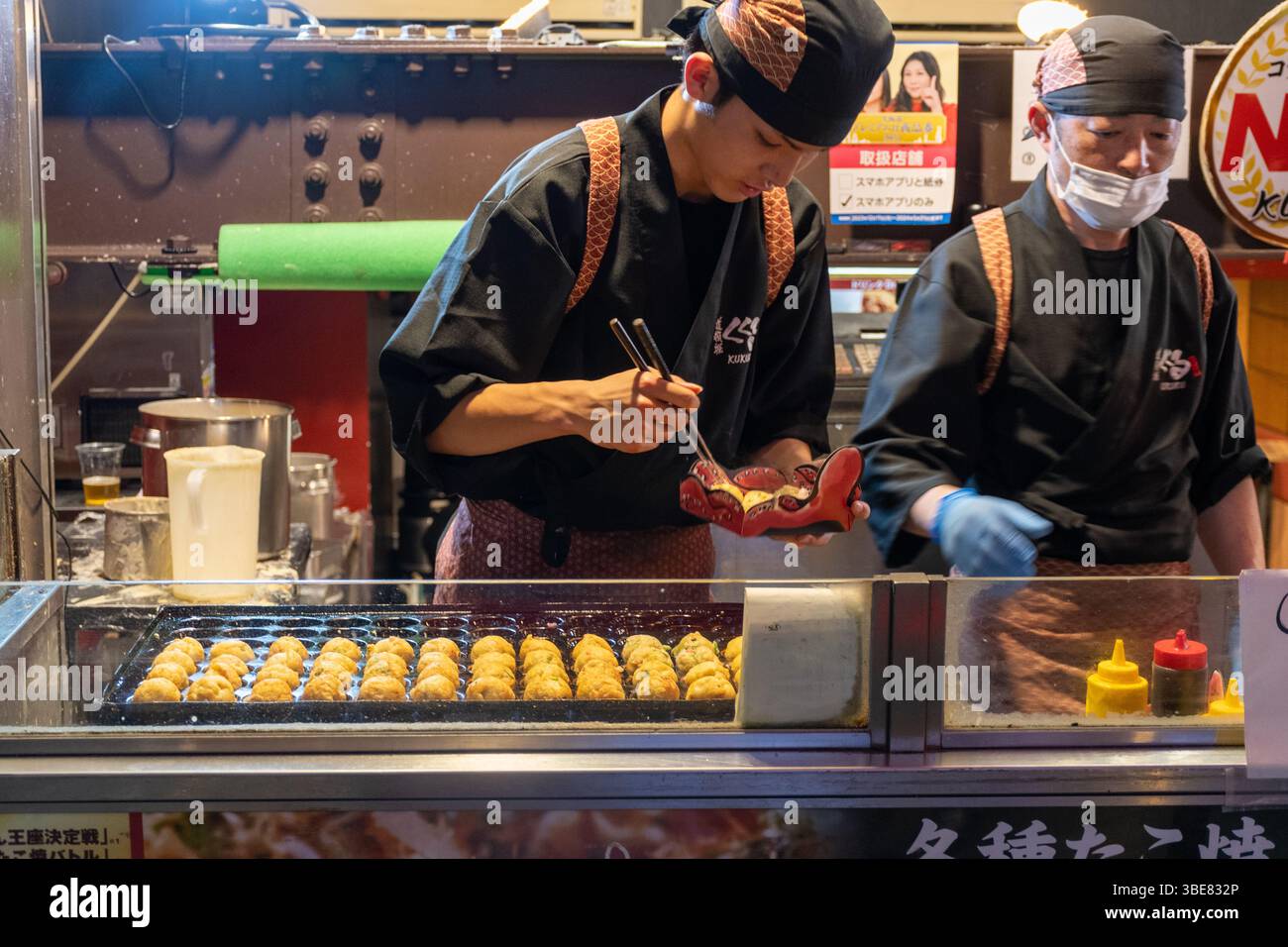 Osaka Dotonbori street food Stock Photo - Alamy