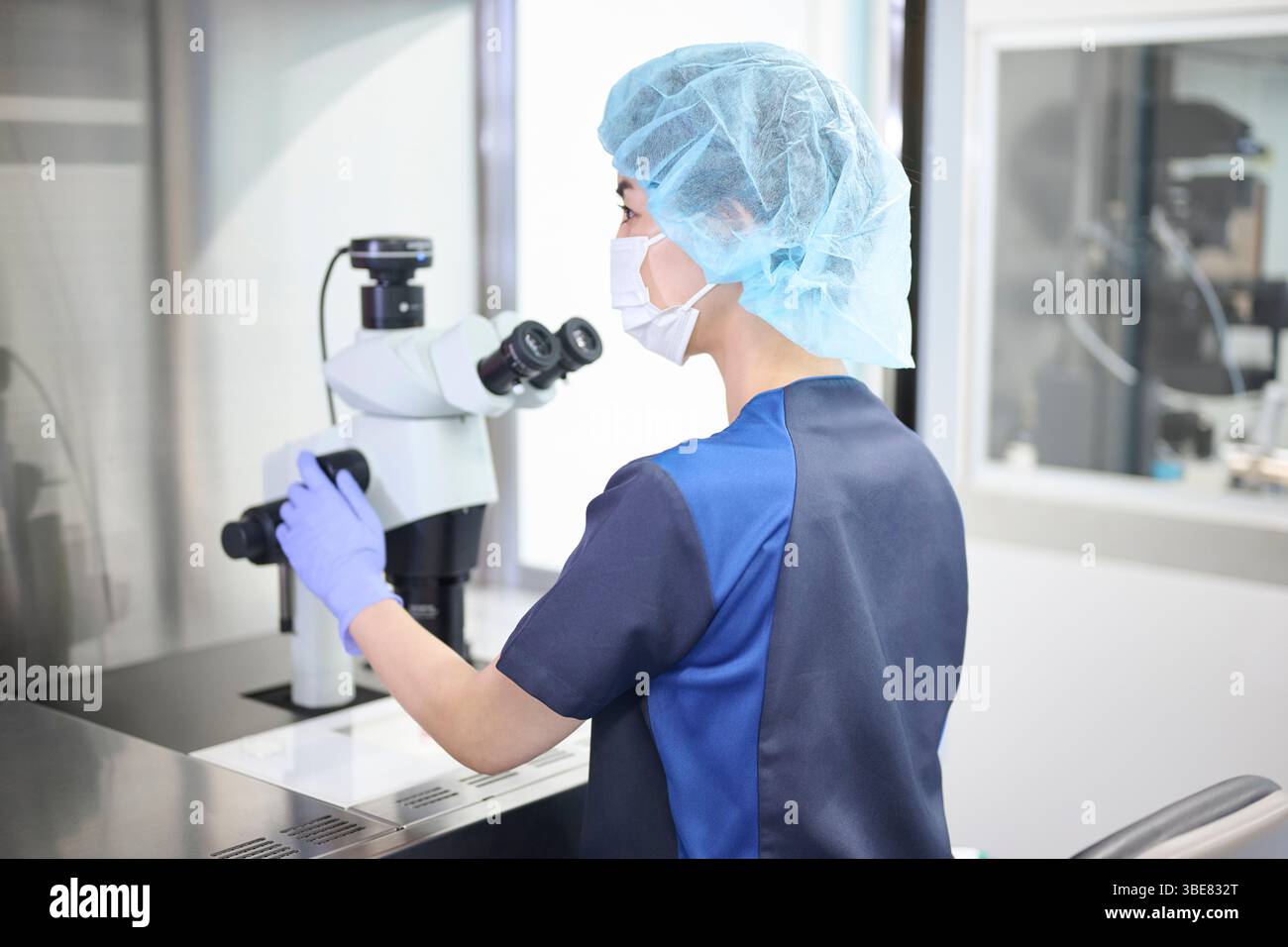 Embryologists using microscopes in the culture room Stock Photo - Alamy