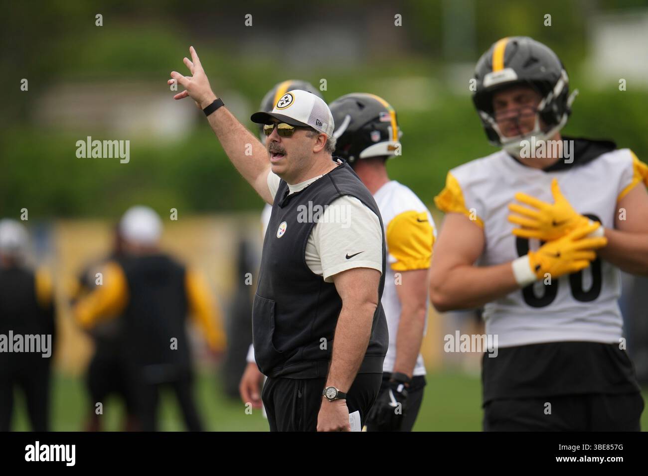 Pittsburgh Steelers offensive coordinator Arthur Smith, center, sets up ...