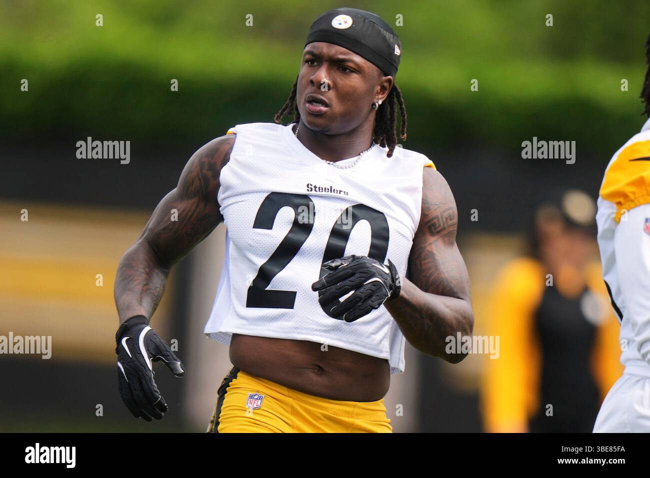 Pittsburgh Steelers running back Kaleb Johnson (20) warms up during the ...