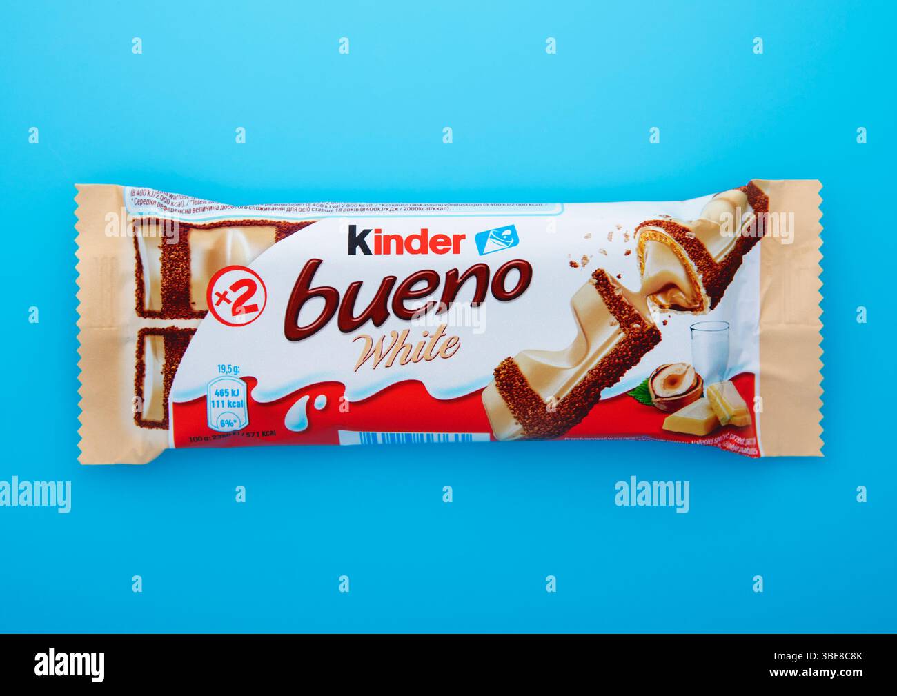 Kinder bueno bar milk hi-res stock photography and images - Alamy