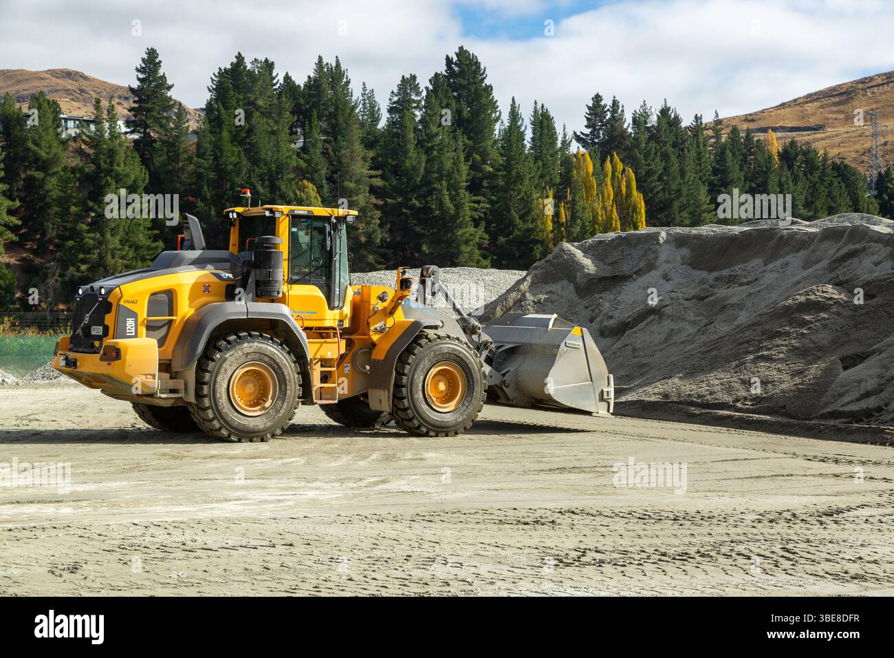 Wheel loader in gravel pit Stock Photo - Alamy