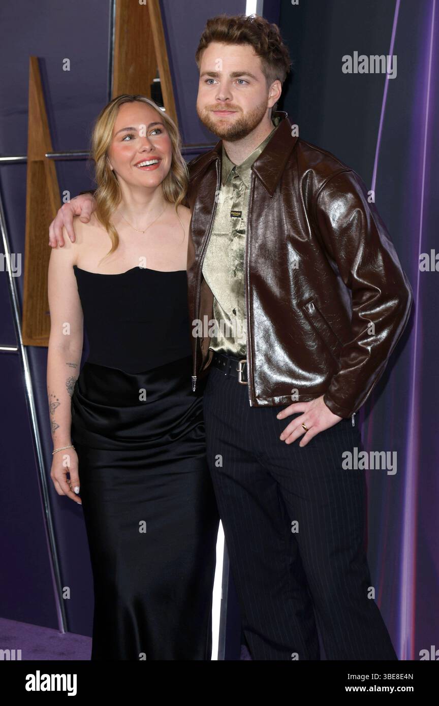 Alex Warren mit Ehefrau Kouvr Annon bei der Verleihung der 53. American ...