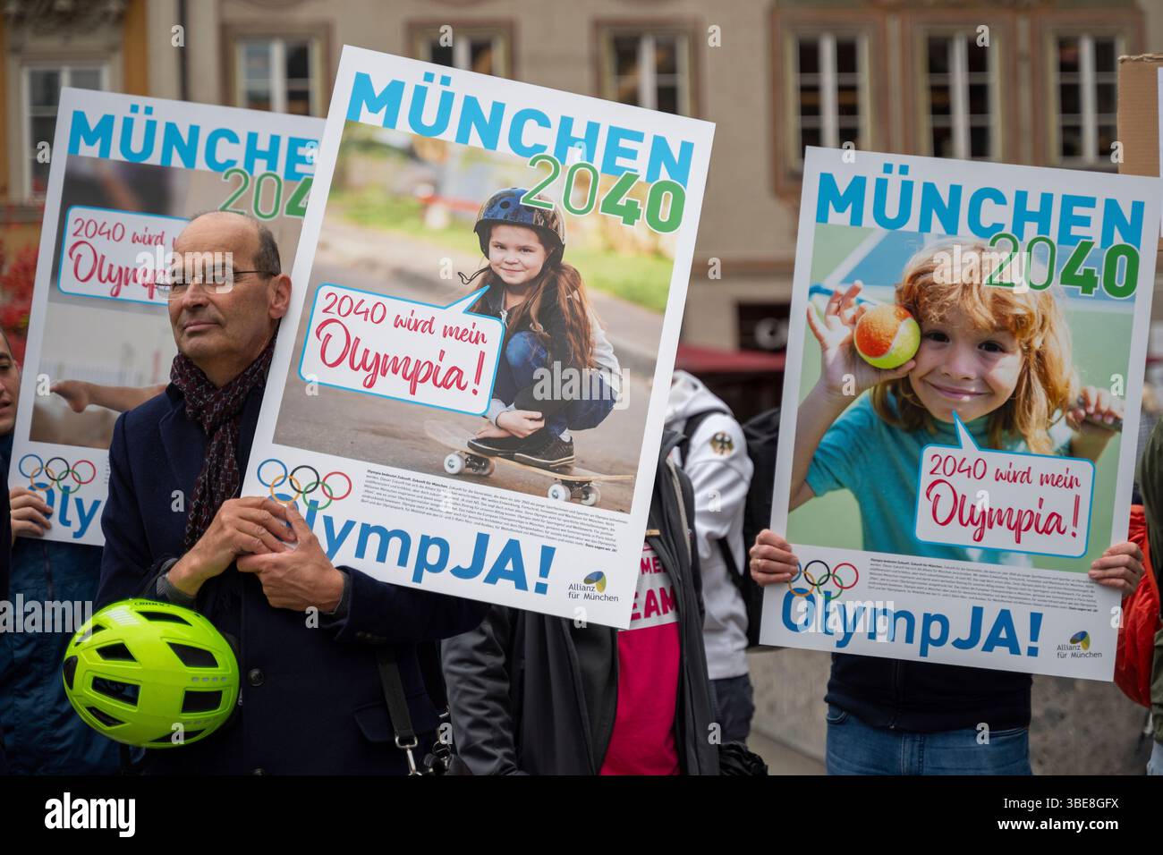People hold signs with writing reading in German "Munich 2040 will be ...