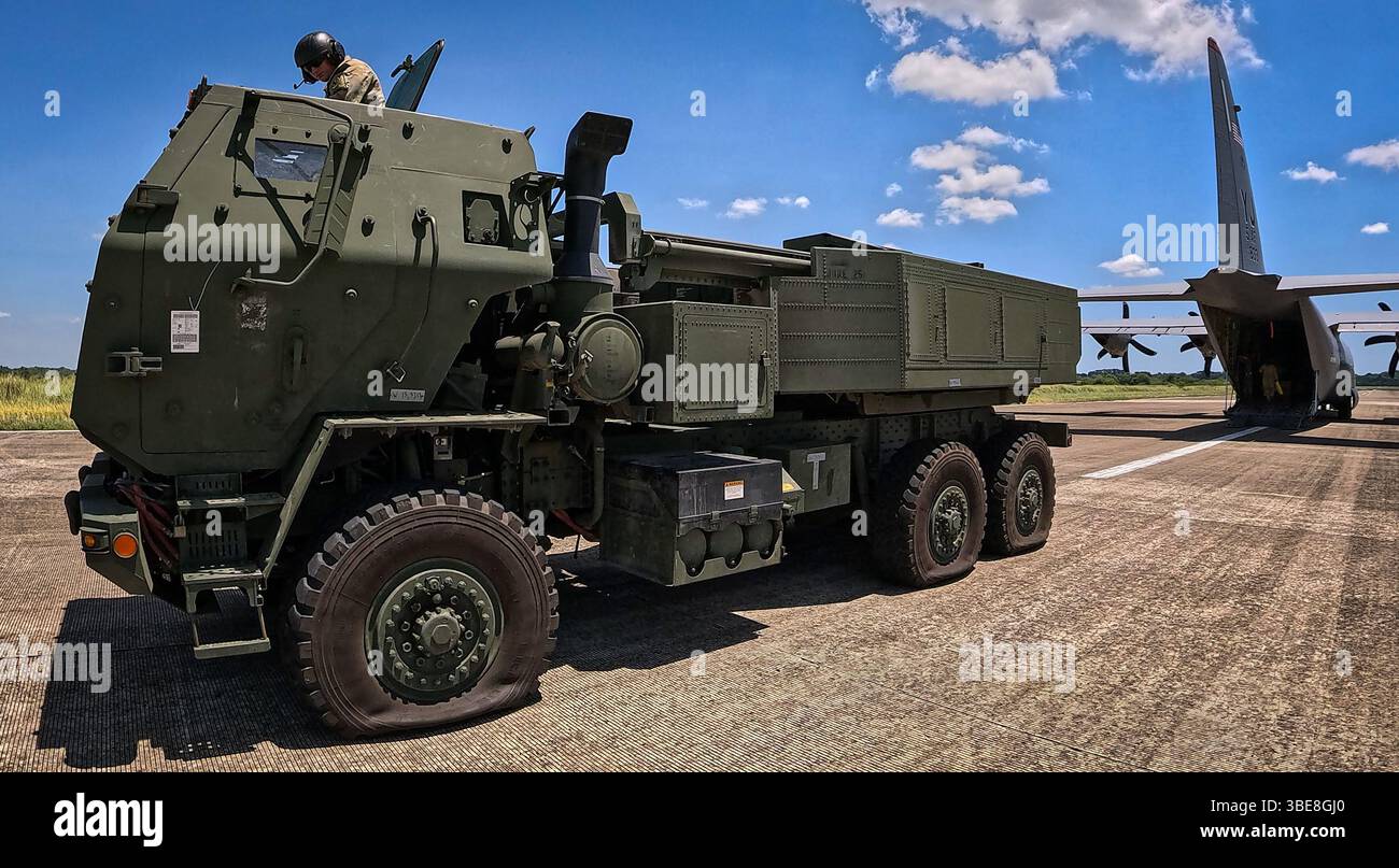 A High Mobility Artillery Rocket System (HIMARS), assigned to 1st Multi ...