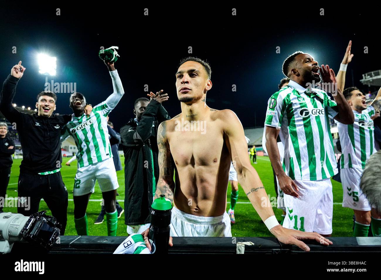 Antony Matheus dos Santos of Real Betis Balompie and his teammates ...