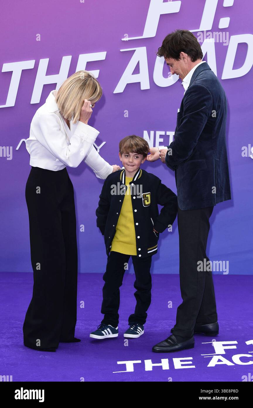 Toto Wolff mit Ehefrau Susie Wolff und Sohn Jack bei der Premiere der ...