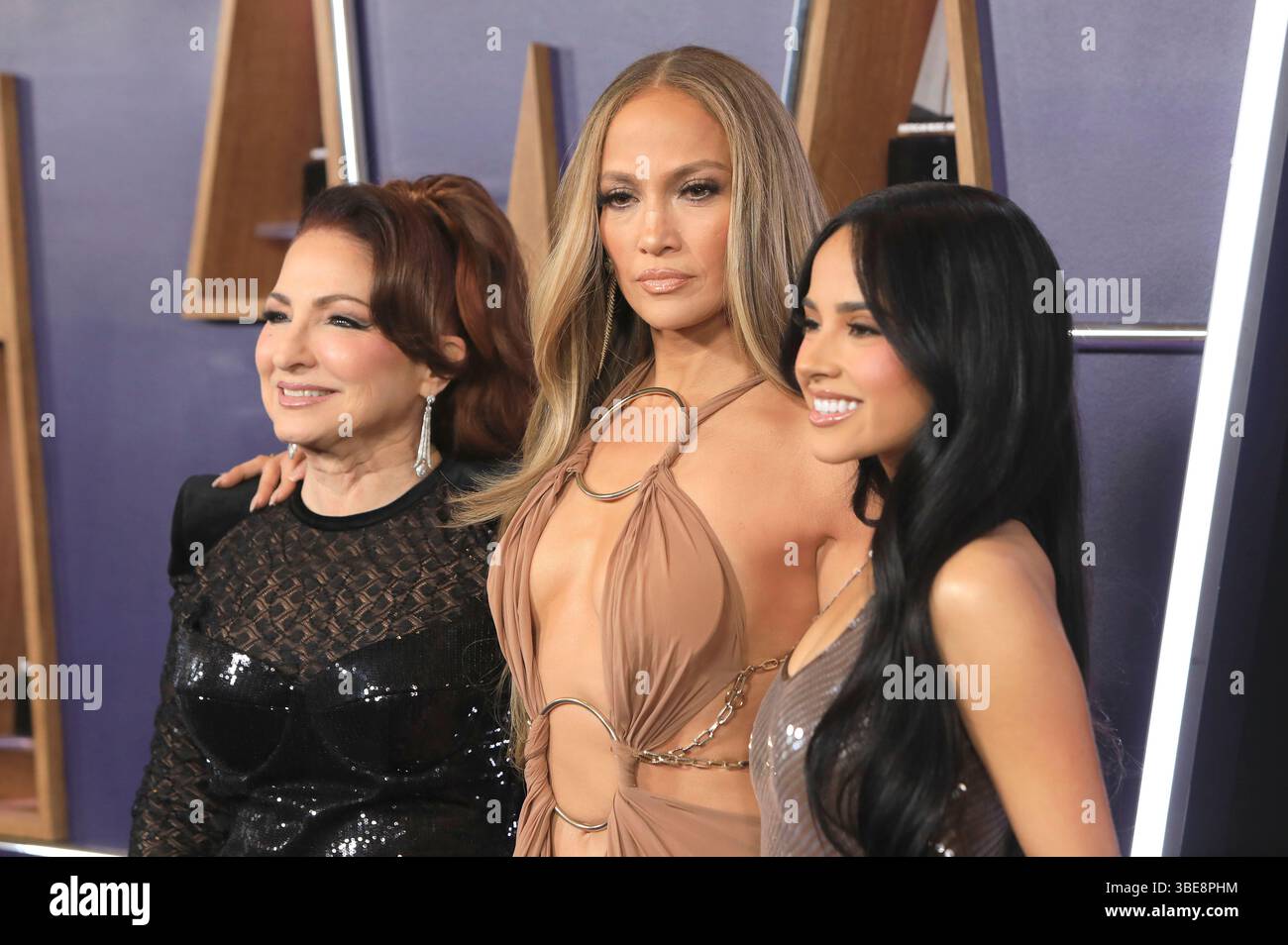Gloria Estefan, Jennifer Lopez und Becky G bei der Verleihung der 53. American Music Awards 2025 ...