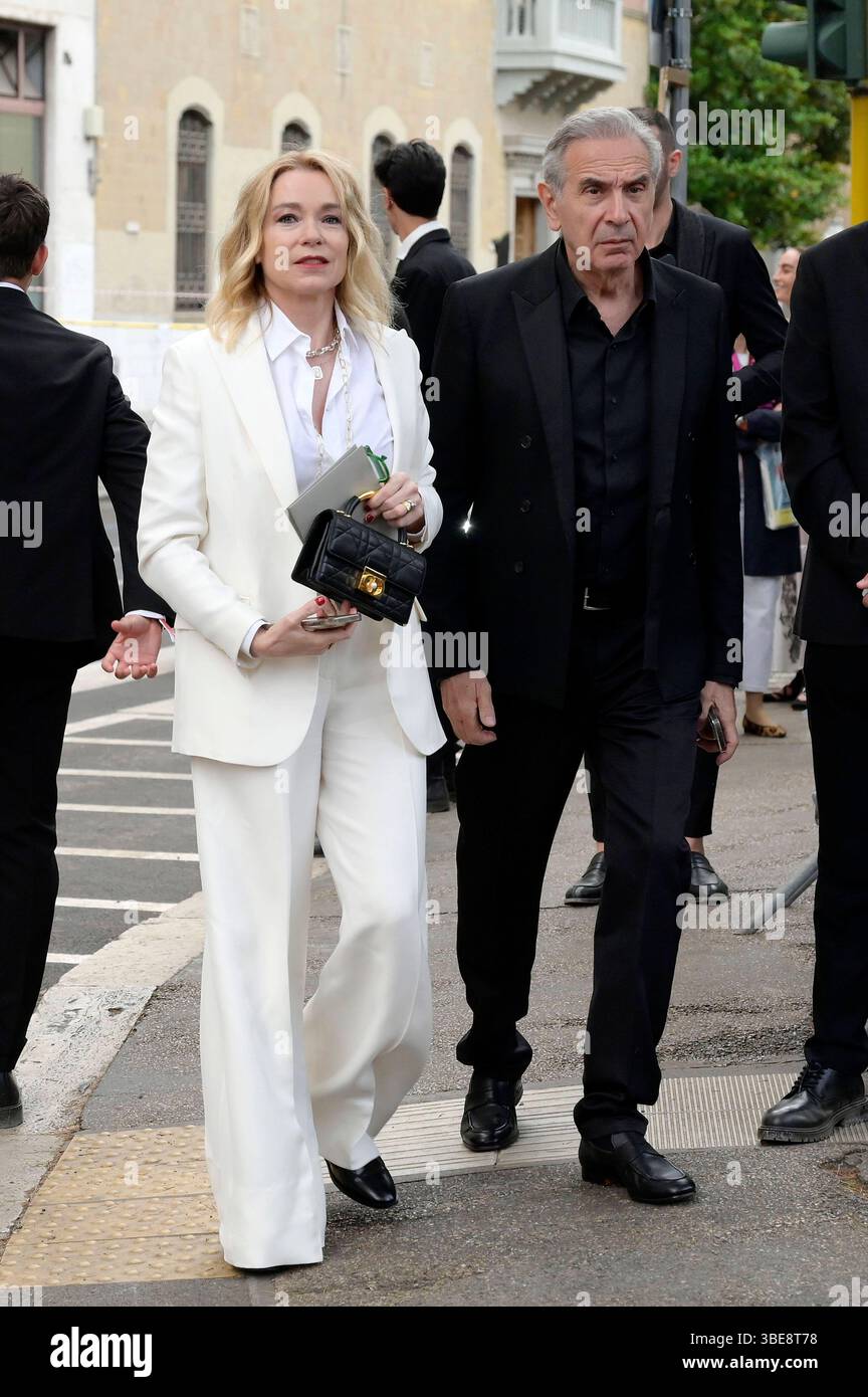 Stefania Rocca mit Ehemann Carlo Capasa bei der Ankunft zur Modenschau ...