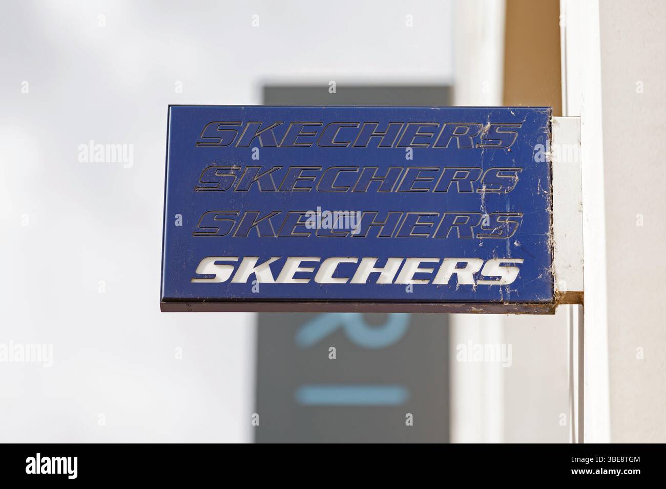 Skechers logo, Skechers brand, Skechers shoes, retail brand of Skechers ...