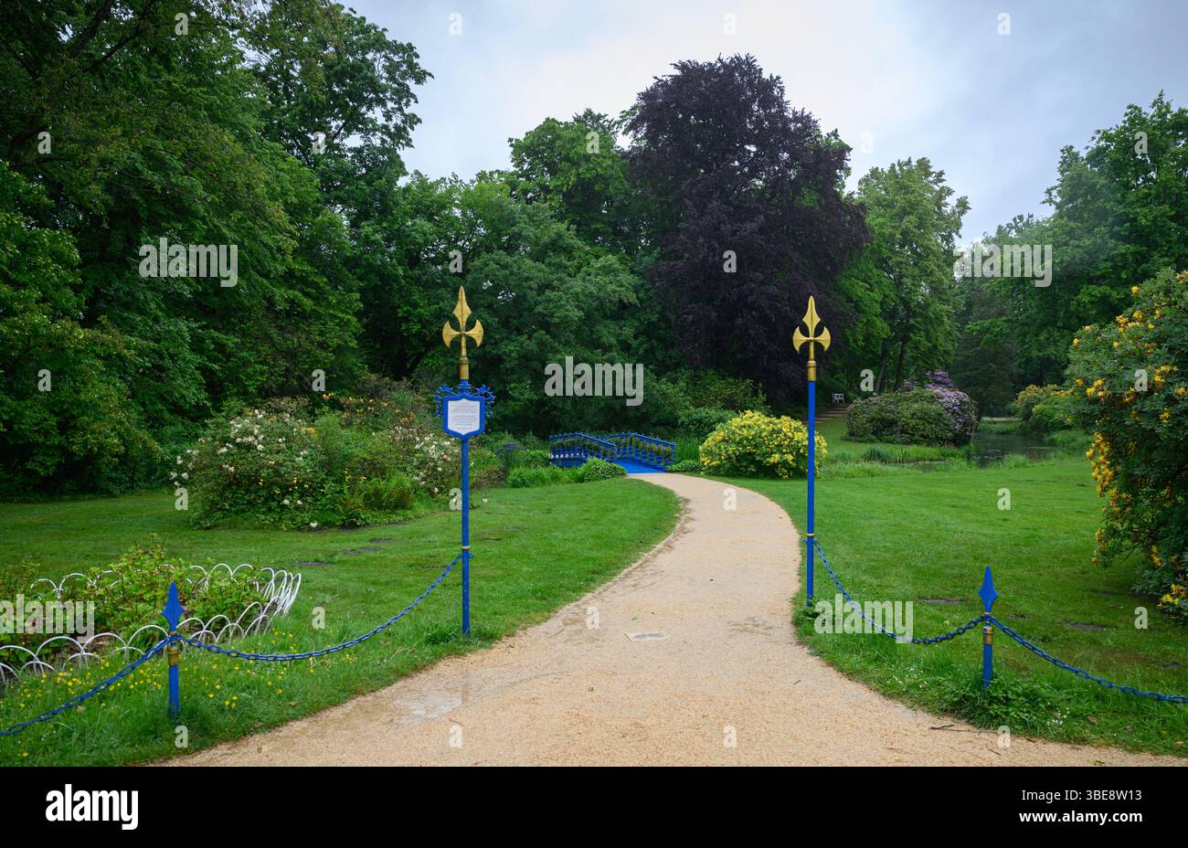 28 May 2025, Saxony, Bad Muskau: A rainy view of the Fuchsia Bridge, a ...