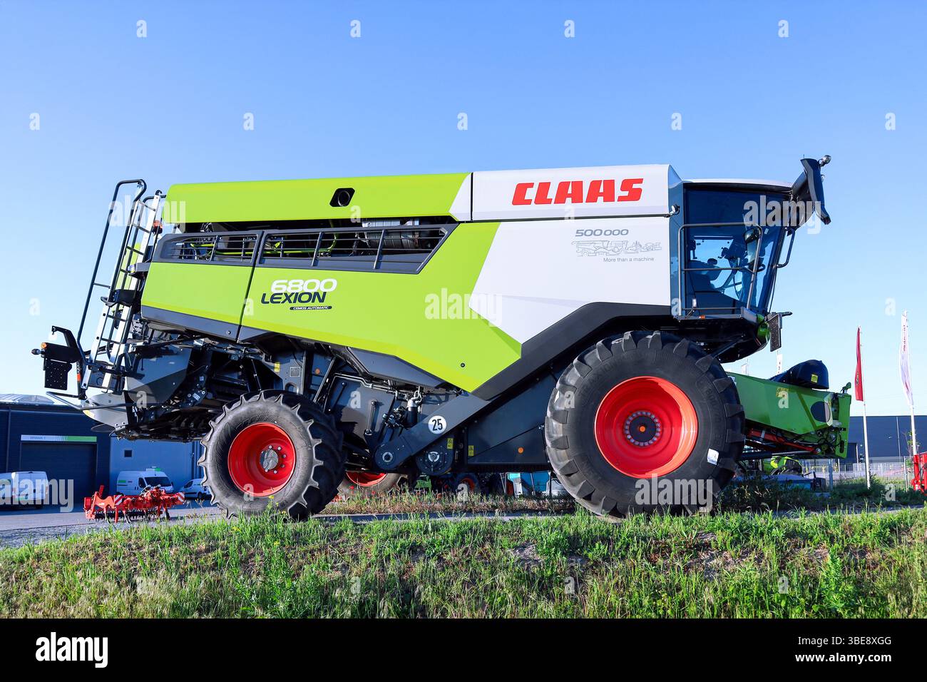Brand new Claas Lexion 6800 combine harvester Stock Photo - Alamy