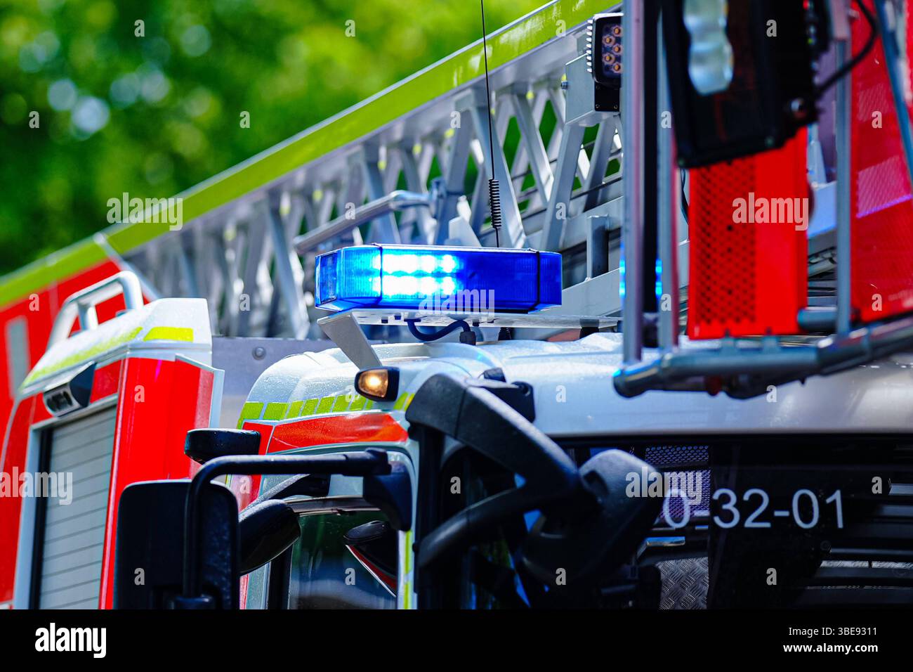 Ahrensburg Themenfoto: Feuerwehr, 28.05.2025 Blaulicht auf Drehleiter ...